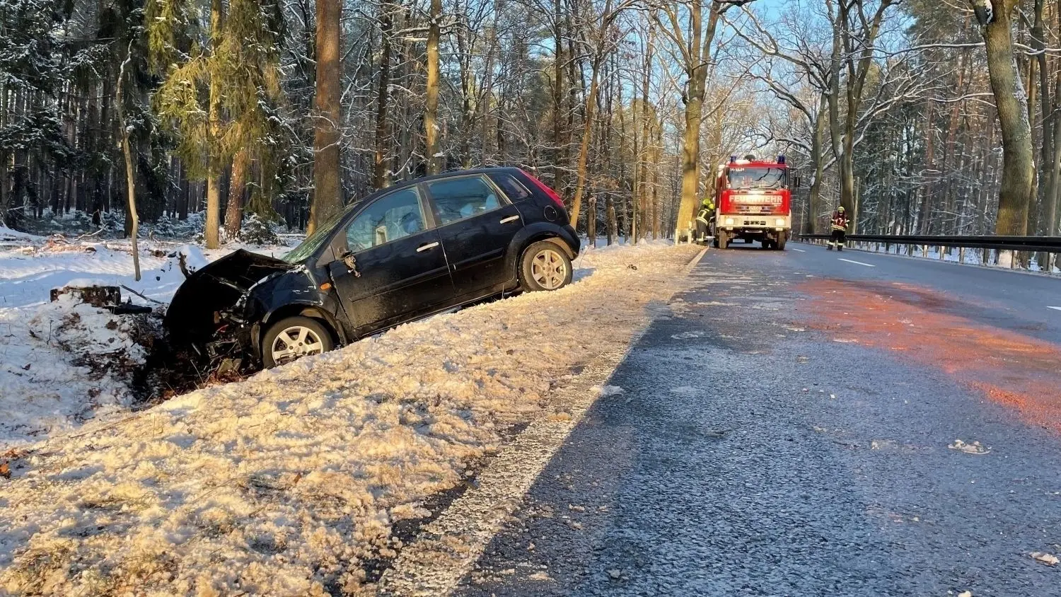 Unfall auf B87 bei Beeskow: Auto kommt nach Kollision von Bundesstraße ...