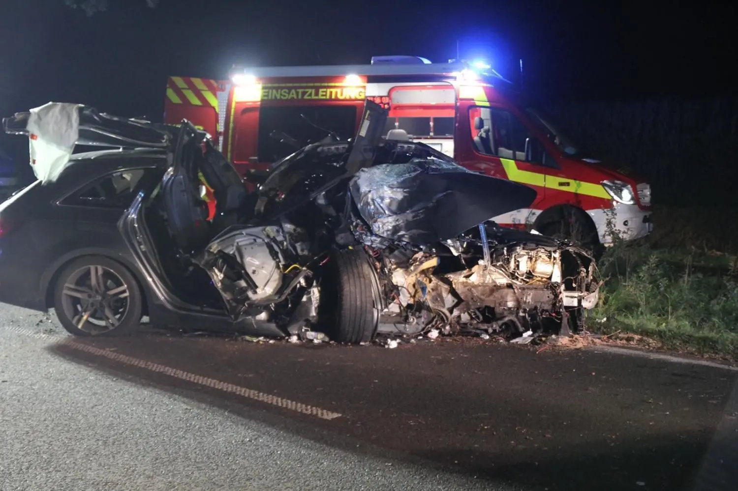 Unfall: Auto prallt bei Liebenwalde gegen Baum - vier Verletzte | moz.de