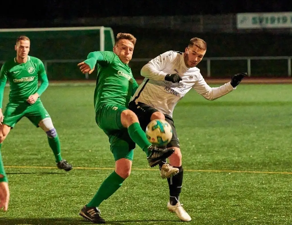 Fußball: Gäste siegen im engen Duell | moz.de