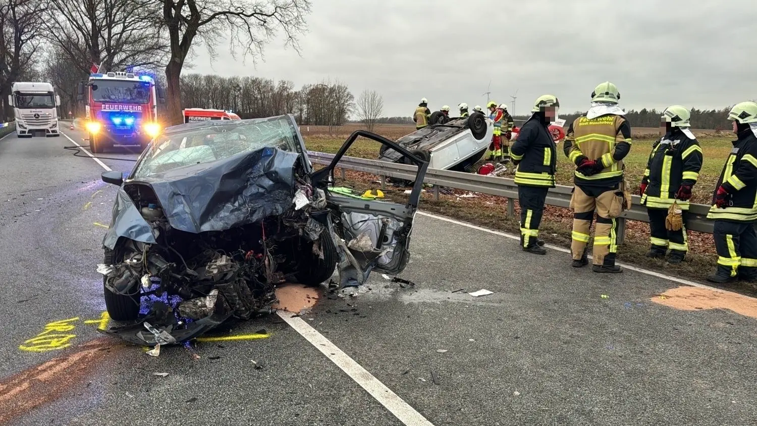 Unfall auf B1 bei Jahnsfelde: Autos kollidieren auf Bundesstraße – drei ... Unfall auf B1 bei Jahnsfelde: Autos kollidieren auf Bundesstraße – drei ...