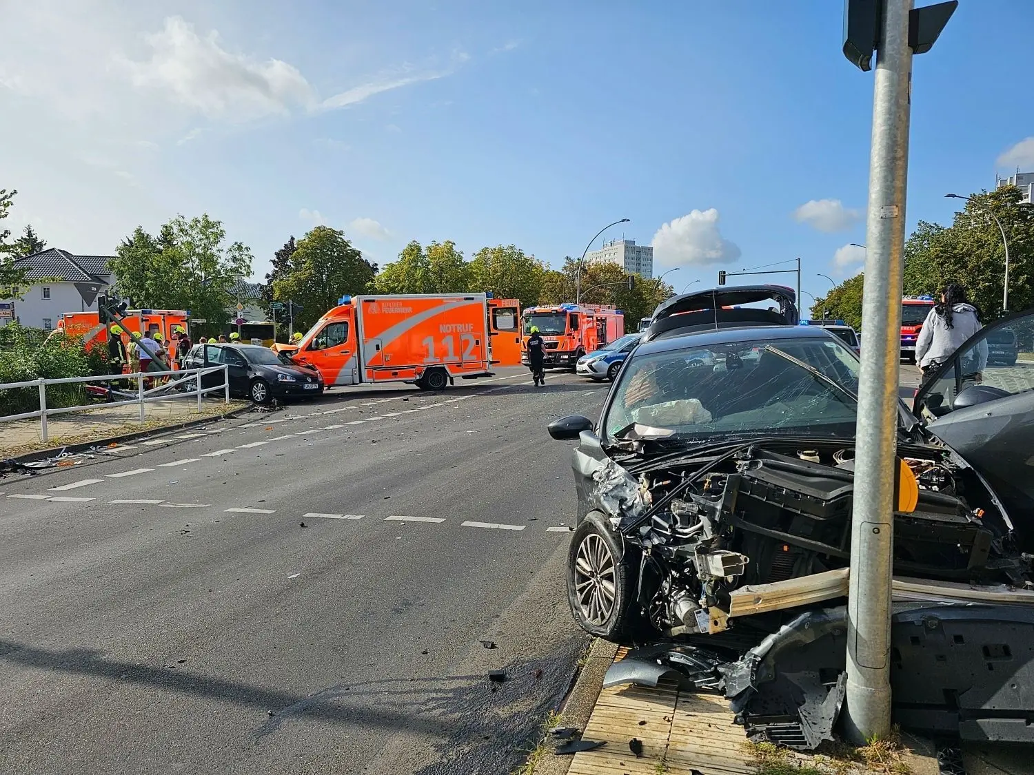 Unfall in Berlin-Marzahn: Fünf Menschen nach Zusammenstoß mit ...
