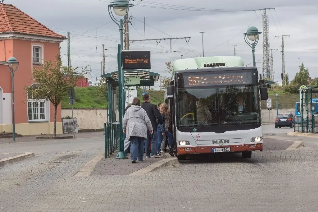 Nach Fahrplanwechsel: Grenzübergreifender Bus 983 fährt weiter | moz.de
