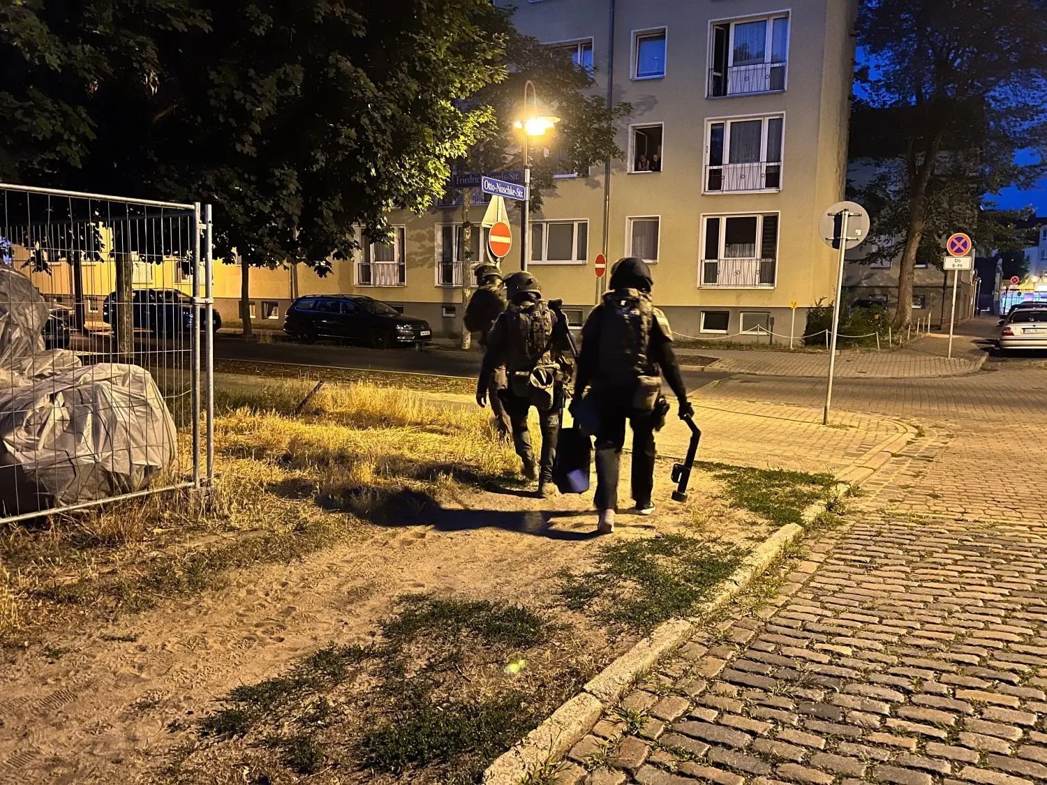 Polizei in Fürstenwalde: Bewaffneter Raubüberfall – junger Mann bei SEK-Einsatz festgenommen ...