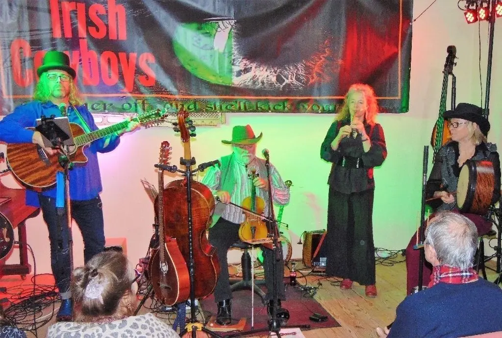 Folk-Konzert: Die „Irish Cowboys“ spielen im Köpernitzer Gutshaus | moz.de