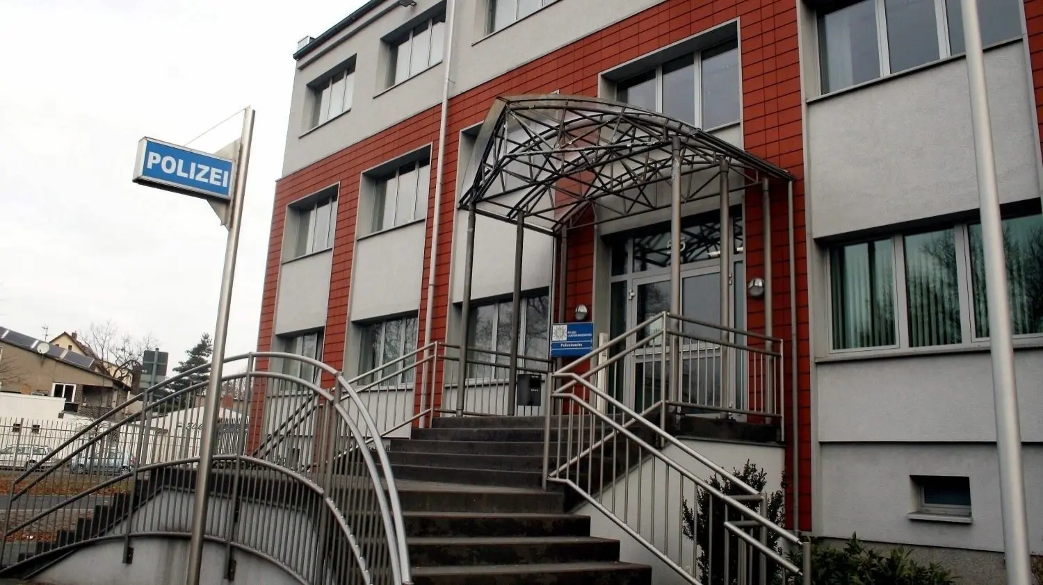Polizei in Hennigsdorf: Attacken mit Nägeln auf das Polizeirevier | moz.de