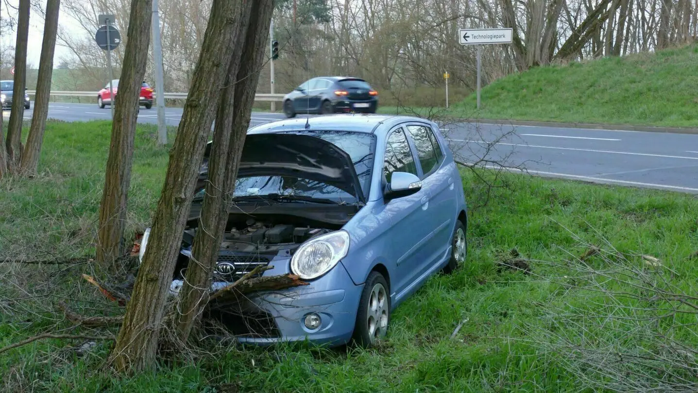 Unfall in Frankfurt (Oder): Zusammenstoß an B87-Kreuzung – Fahrerin ...