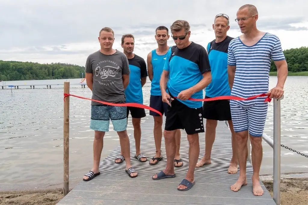 Wolletzsee: Angermündes Bürgermeister weiht im Badeanzug Steg ein | moz.de