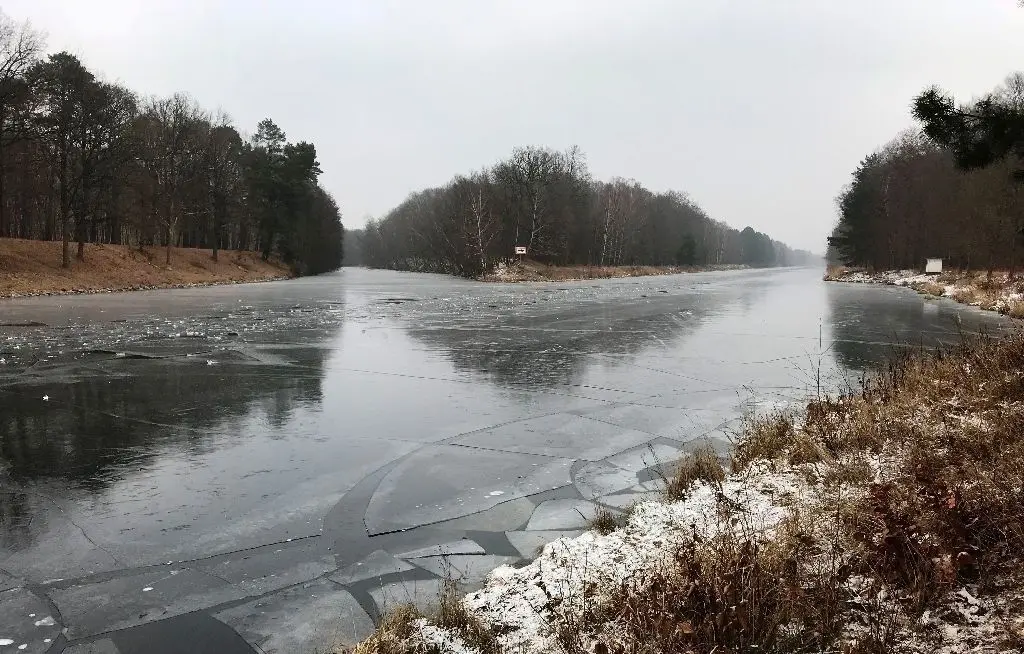 Winter: Frost lässt Oder-Spree-Kanal zufrieren | moz.de