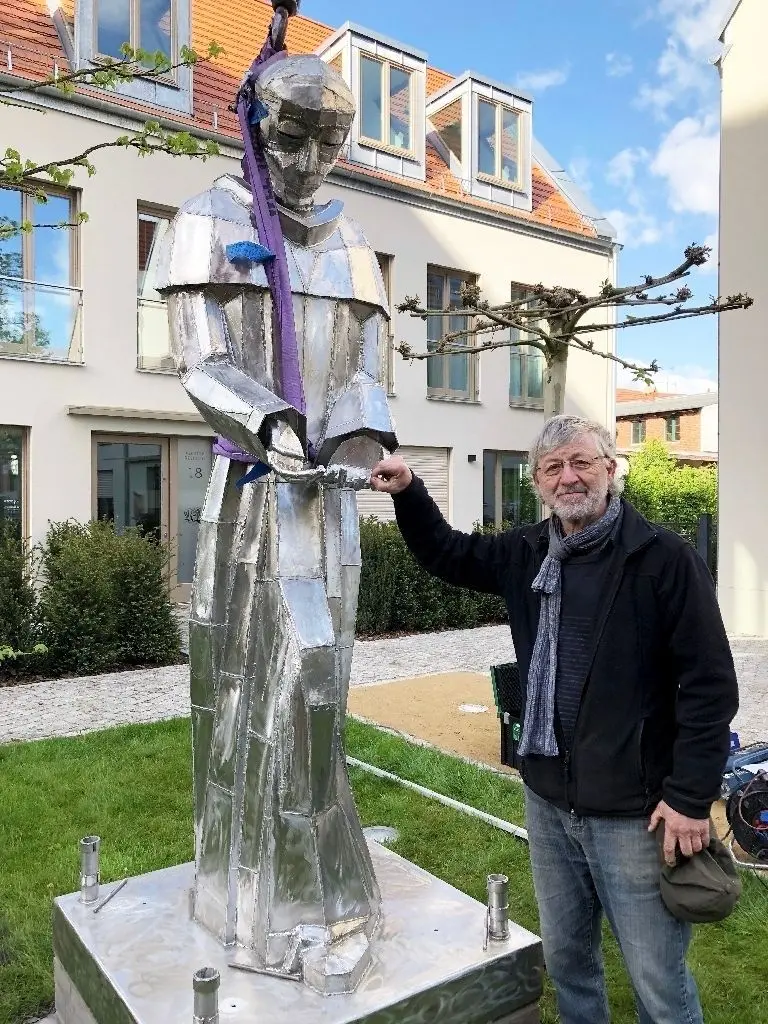 Kunst: Der neue Pater Wichmann steht | moz.de