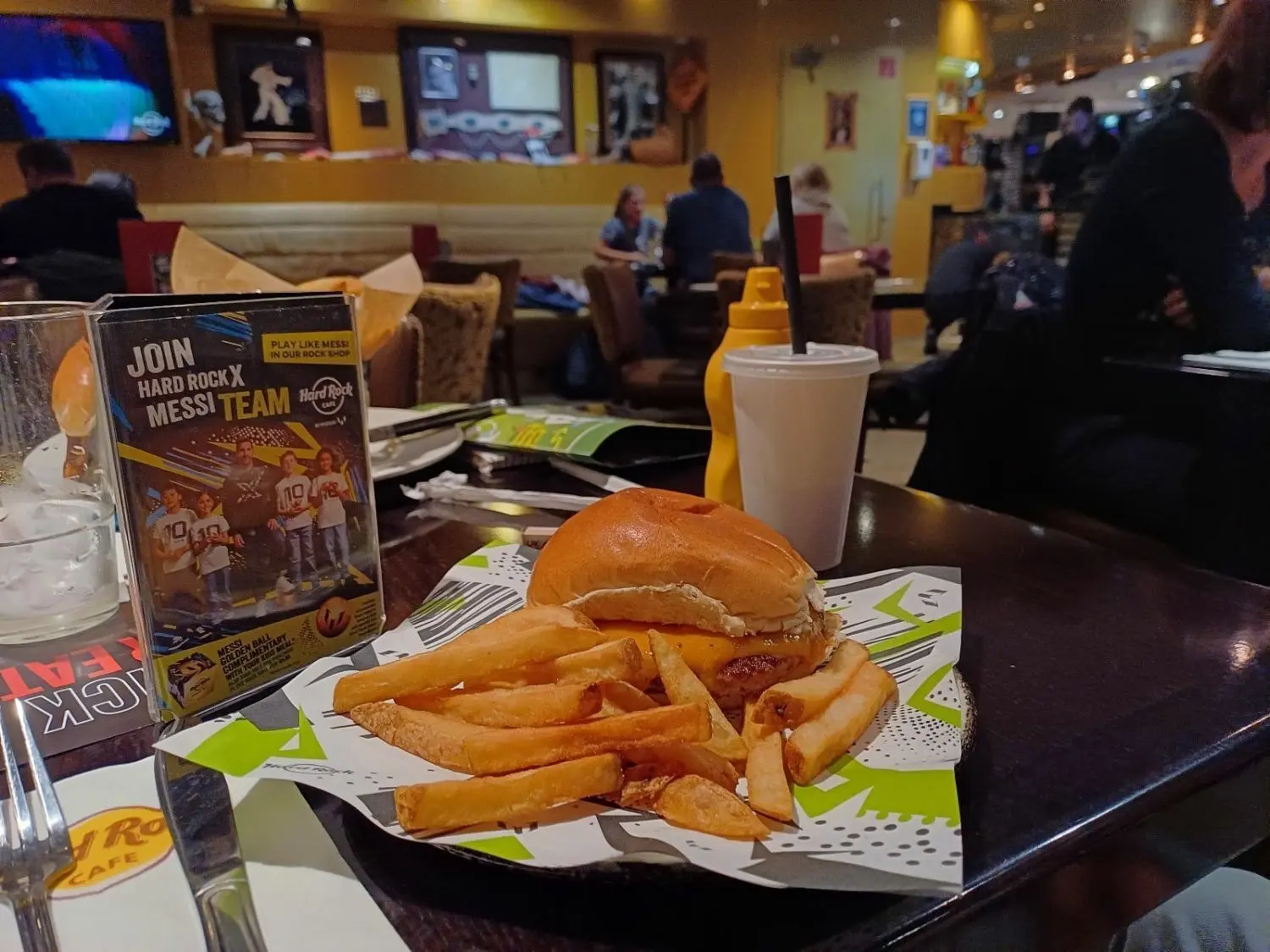 Familien-Restaurant in Berlin: Messi-Burger bis Tobe-Spaß – wo Kinder ...