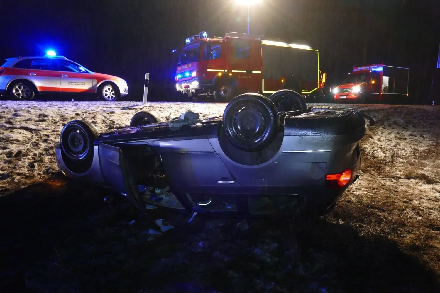 Unfall auf B87: Auto überschlägt sich bei Hohenwalde | moz.de