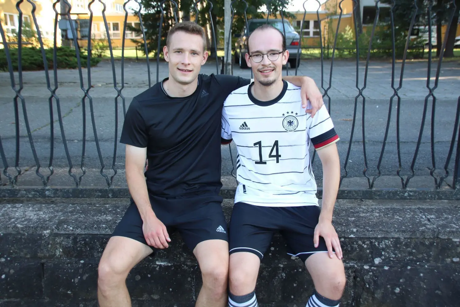 Fußball: Bundesliga-Fußballer Paul Jaeckel besucht ehemalige Mitspieler ...