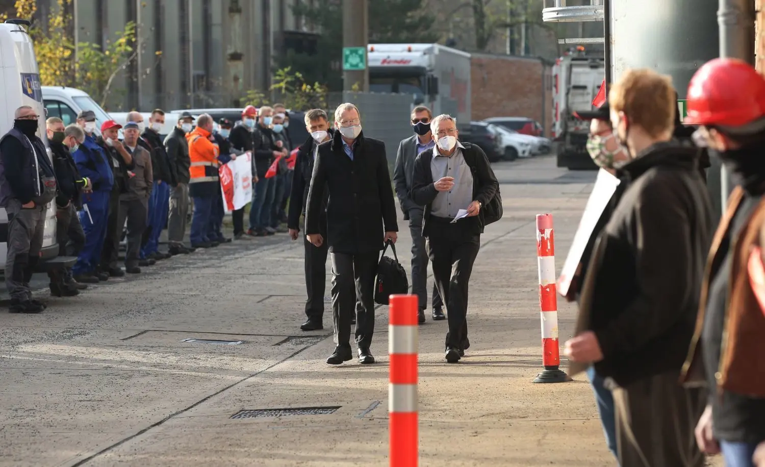 Besuch des CEO: Protest gegen Werksschließung von Thyssenkrupp Rothe ...