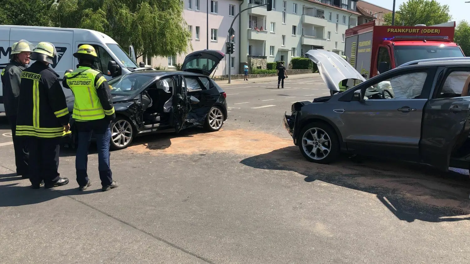 Unfall in Frankfurt (Oder): Drei Verletzte bei Crash mit drei Autos an Kreuzung | moz.de