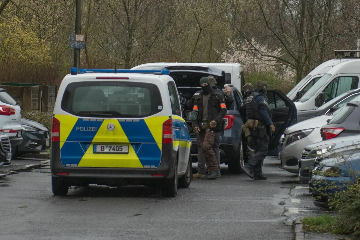 SEK-Einsatz in Berlin: Nachbarn mit Waffe bedroht – Einsatzkommado stürmt Wohnung in Hellersdorf ...