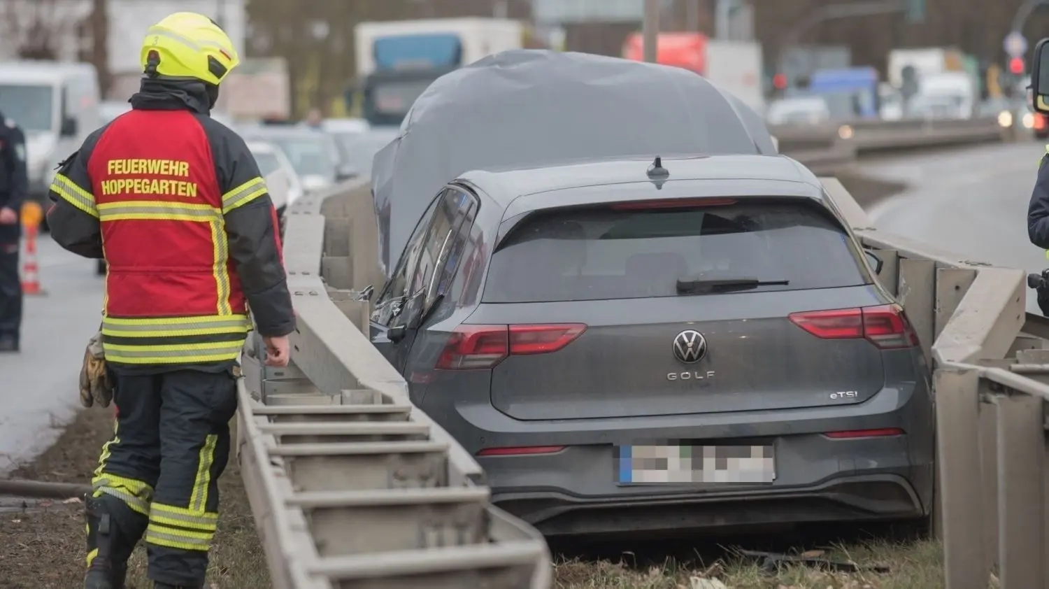 Stau auf der B1: Schwerer Unfall in Hoppegarten – Hubschrauber im Einsatz | moz.de