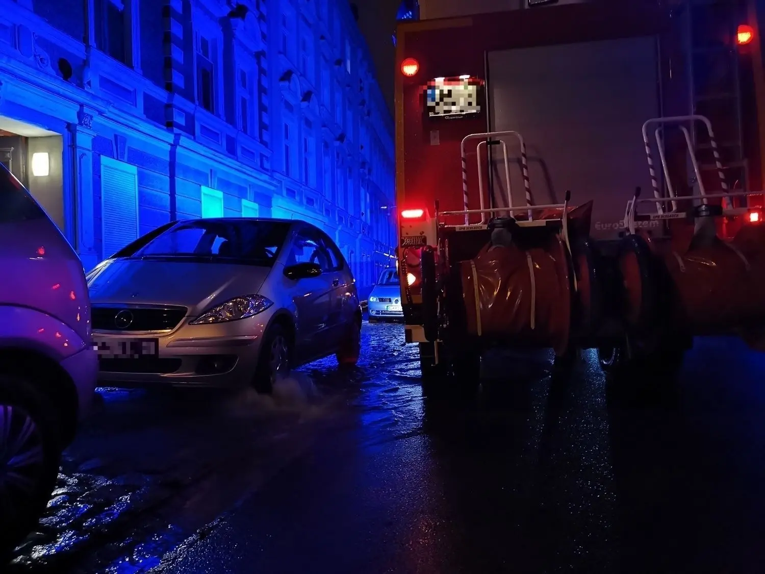 Unwetter in Frankfurt (Oder): Regen und Gewitter – Straßen unter Wasser, Feuerwehr pumpt ...