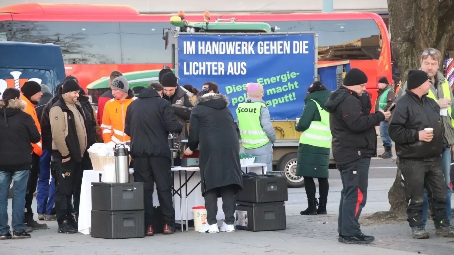 Protest in Frankfurt (Oder): Traktoren blockieren Karl-Marx-Straße – OB ...