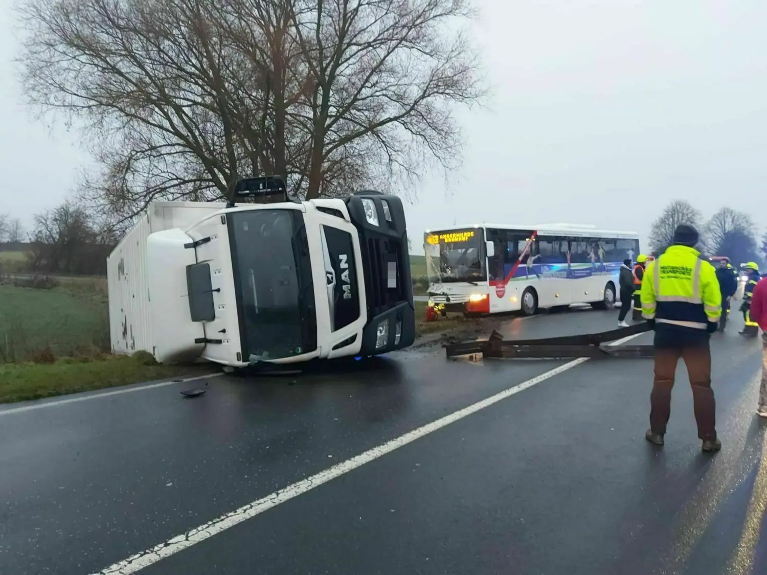 Schwerer Unfall bei Angermünde: Linien-Bus kollidiert mit Lkw – drei Verletzte bei Karambolage ...