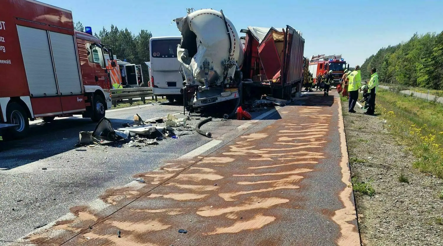 Unfall auf A12: Reisebus kollidiert auf Autobahn bei Storkow mit Lkw - viele Verletzte | moz.de