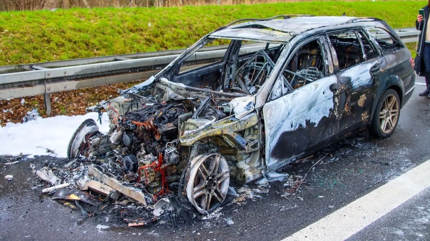 Brand auf A111: Auto brennt auf der Autobahn aus – drei Insassen können sich retten | moz.de