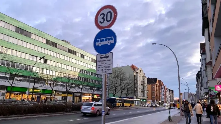 Unfall in Spandau: Rote Ampel ignoriert – Fußgänger stirbt bei ...
