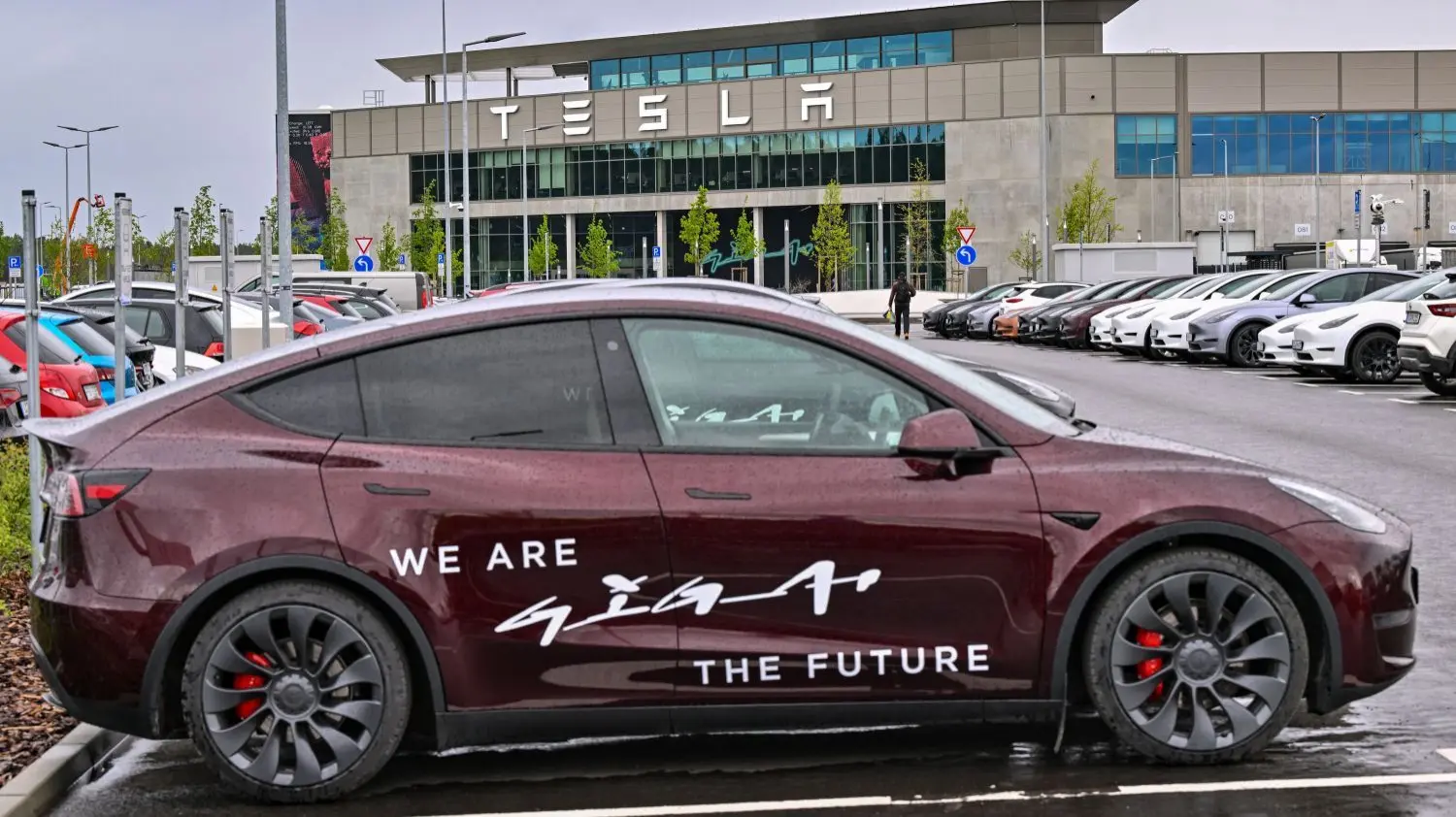 Tesla in Grünheide: Linke will Landes-Beteiligung an Elektroauto ...