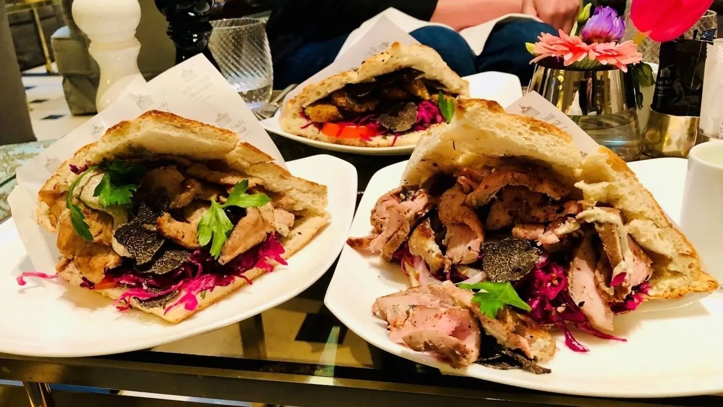 Hotel Adlon Berlin: Wie der teuerste Döner Deutschlands schmeckt und ...