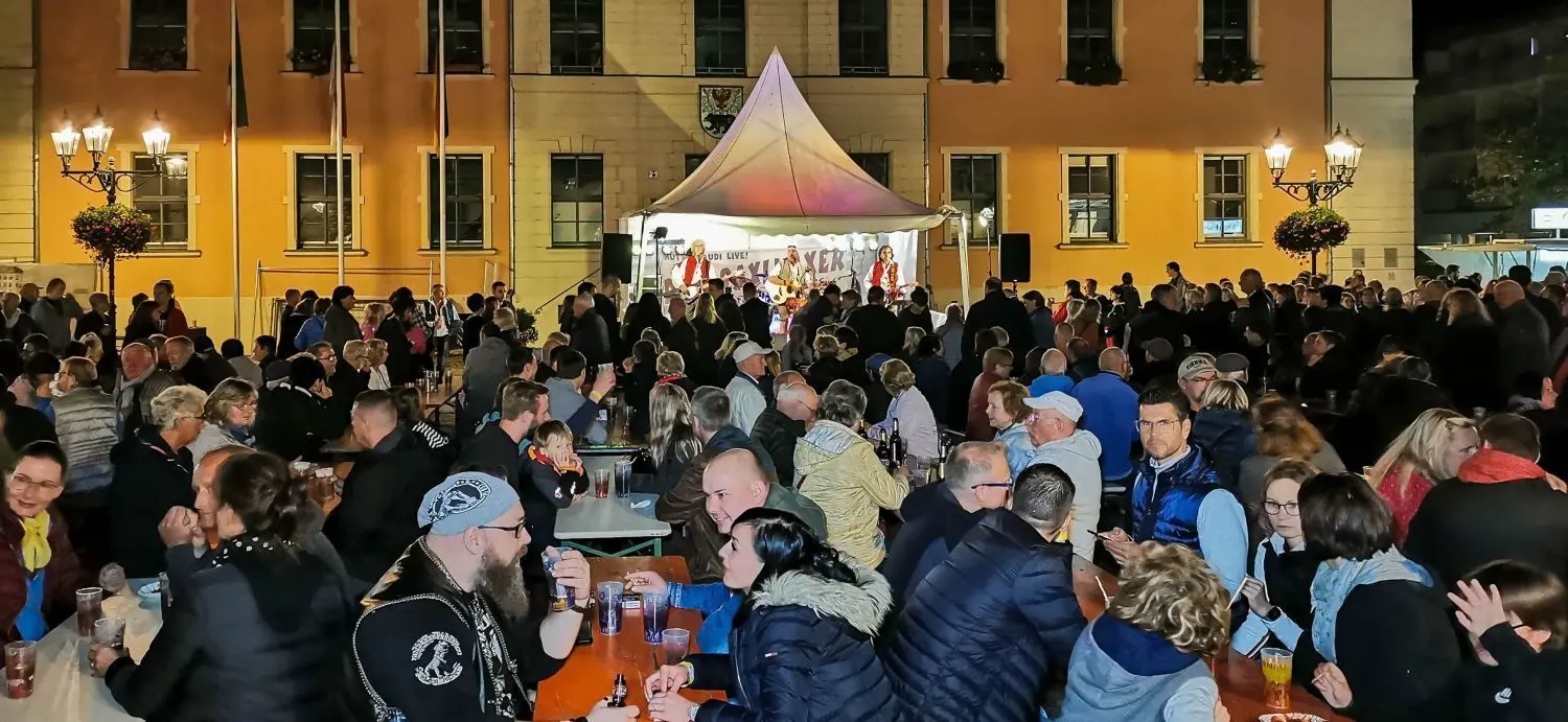 Lokaltour Bernau: Der totale Partykracher - Tausende tanzen und feiern befreit | moz.de