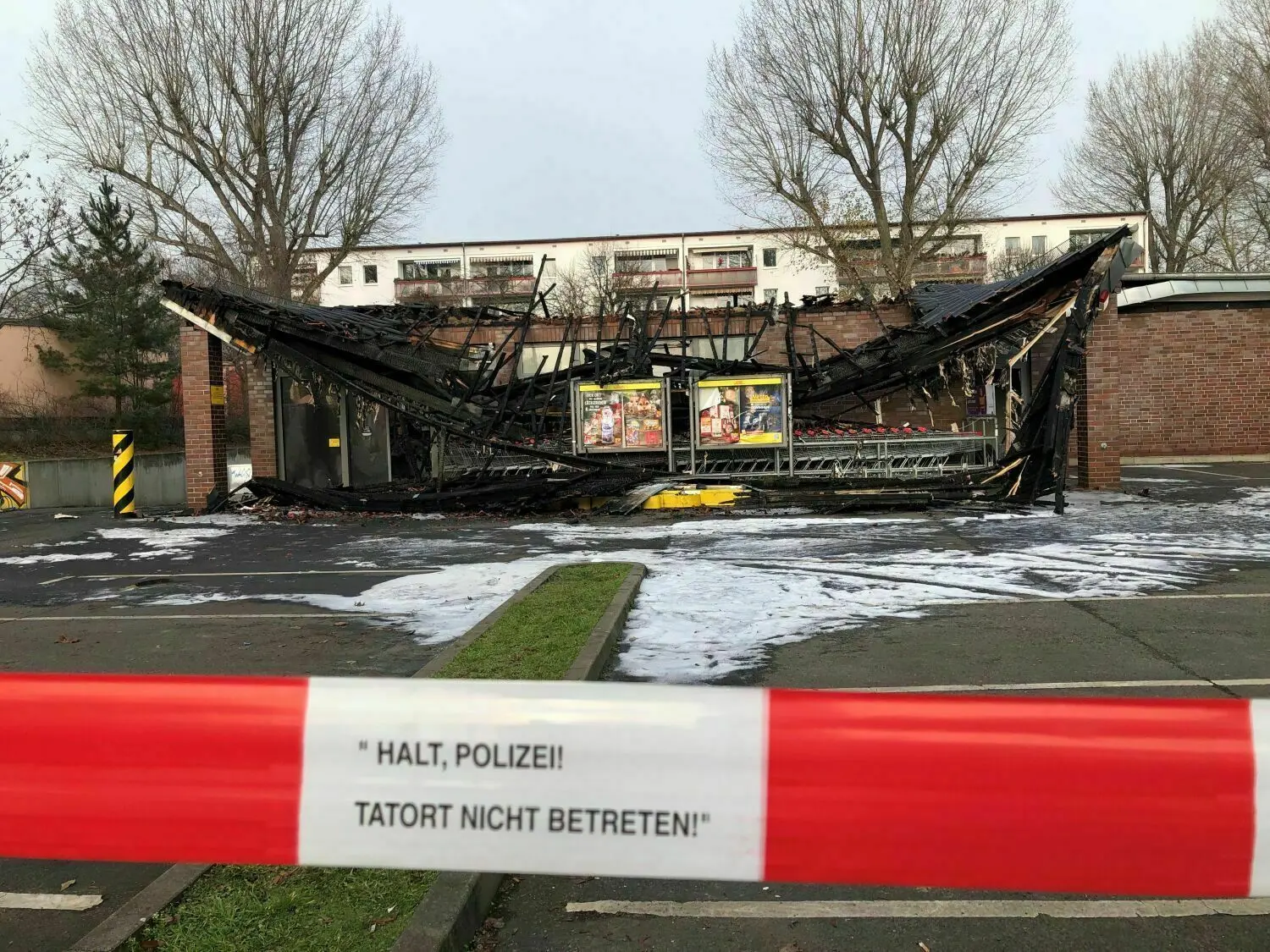 Brand bei Netto Berlin-Friedrichshagen: Video vom brennenden Supermarkt ...