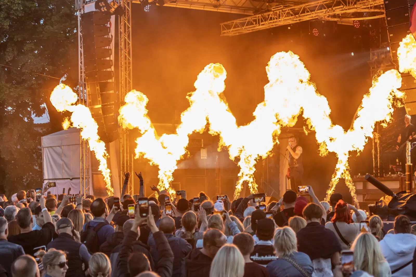 Party in Frankfurt (Oder): Bier, Rammstein und Pyro – so feiert das ...
