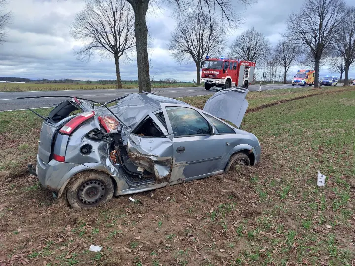 Unfall bei Prenzlau: Mann prallt mit Auto gegen Baum und stirbt | moz.de
