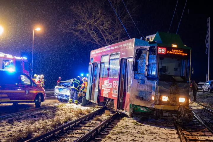 Unfall in Schöneiche: Auto landet im Gleisbett und blockiert Straßenbahn der Linie 88 | moz.de