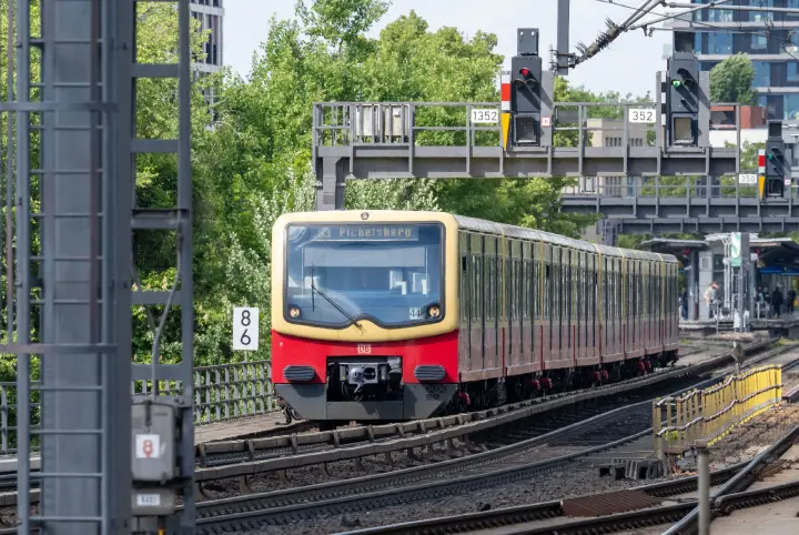 Störung S-Bahn Berlin: Wieder Probleme im Bahnverkehr – viele Linien betroffen | moz.de